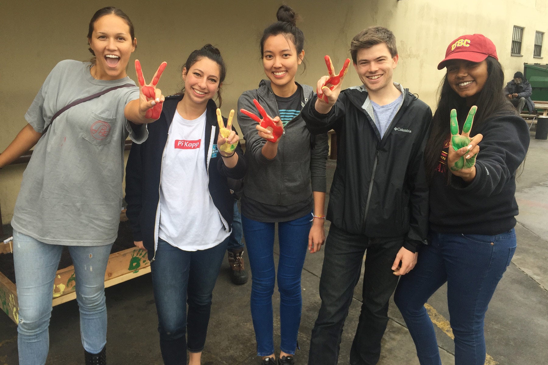 Writing students break away from classroom to help the homeless - USC Today