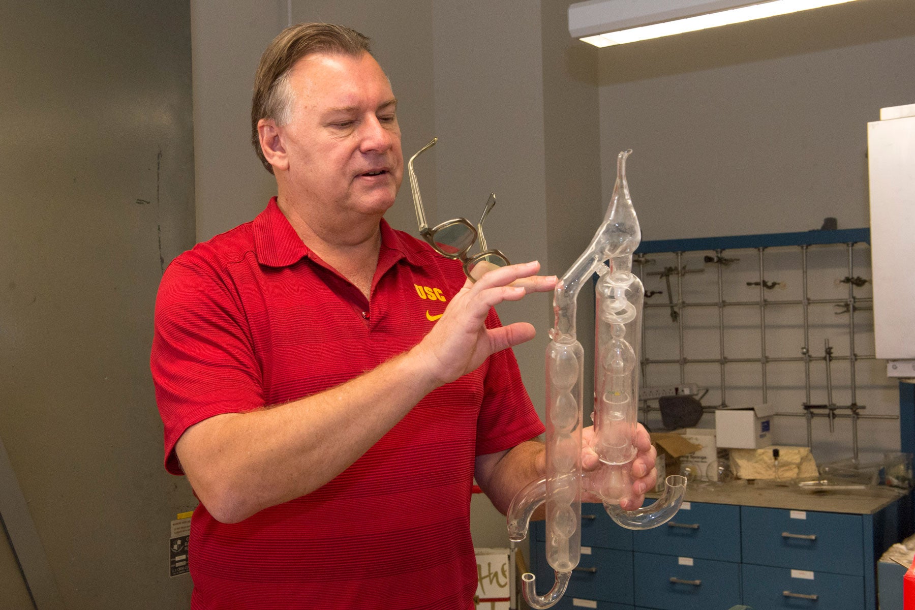 Usc S Scientific Glassblower Lets Chemists Dreams Become Reality Usc